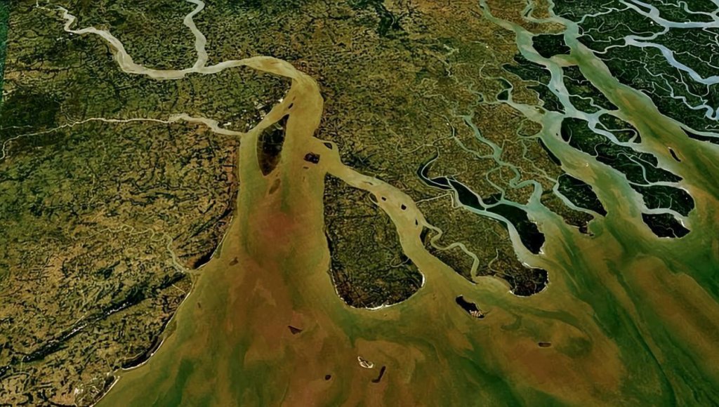 Simon Reeve's Sacred Rivers - Documentaire : diffusions TV, streaming ...
